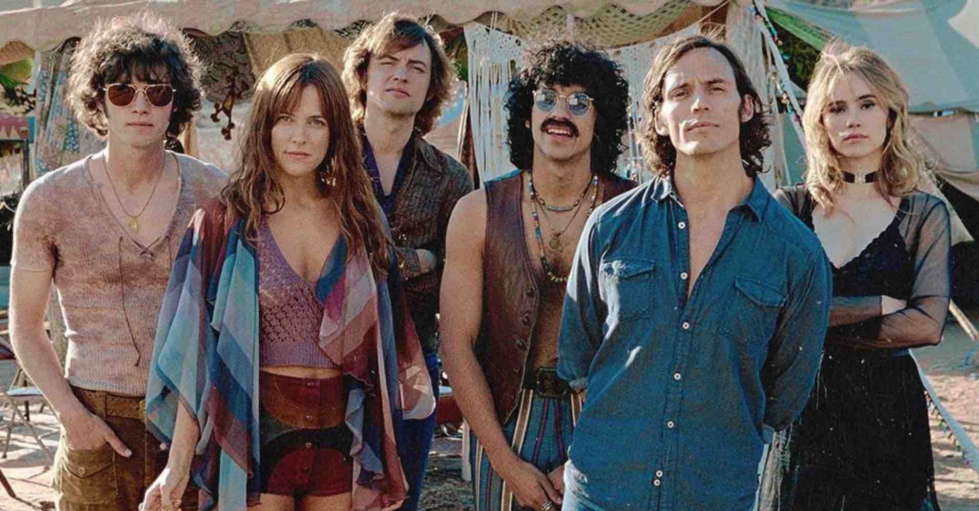 Daisy Jones & The Six mostra uma banda de rock buscando o sucesso nos ...